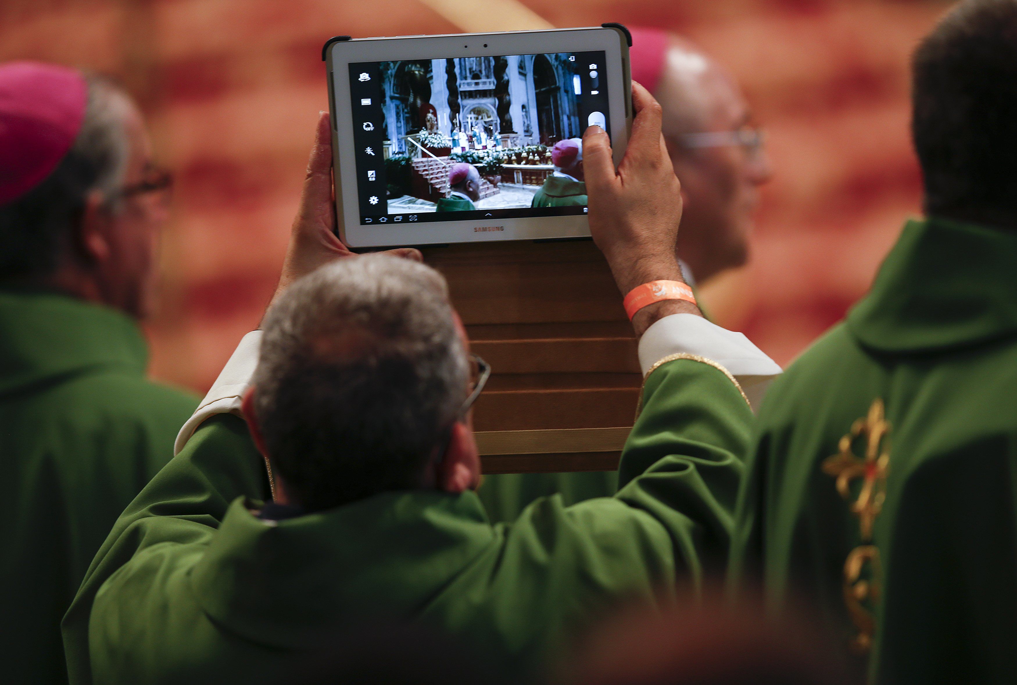 Pope: Mass is for the Eucharist, not pictures. Put the phone away.