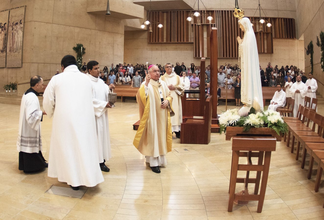 Pilgrim Fátima statue visits Cathedral of Our Lady of the Angels