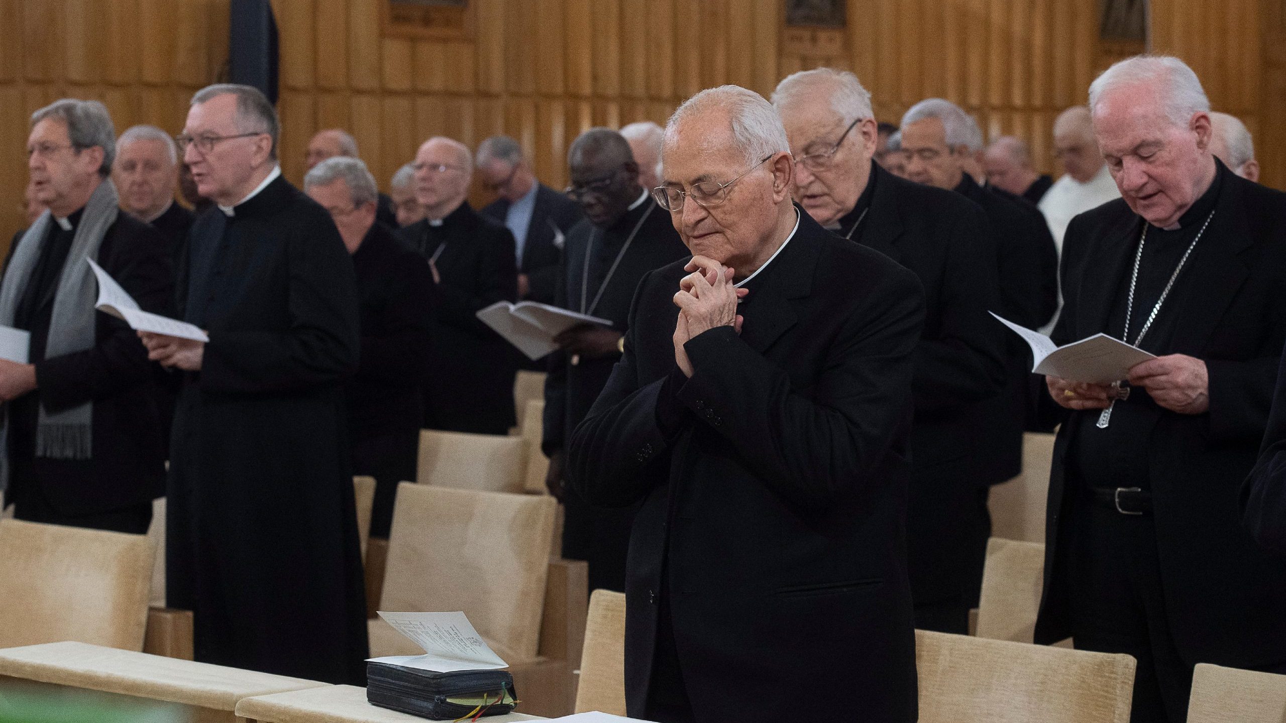 Listen to God in order to follow him, Jesuit tells curia officials