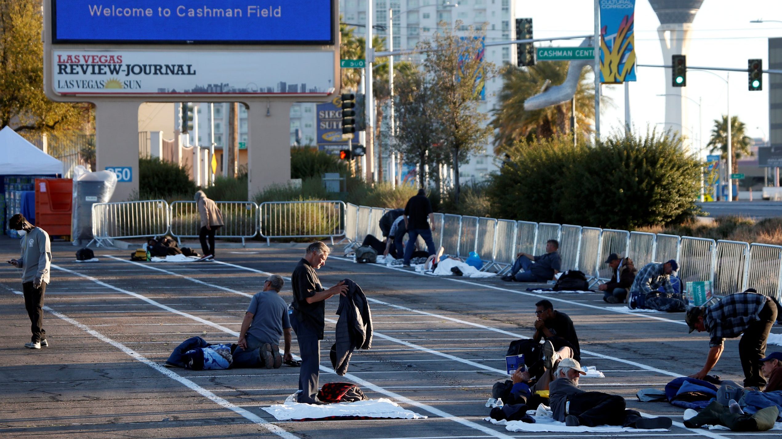 Amid COVID-19 pandemic, pope prays for homeless, cites newspaper photo