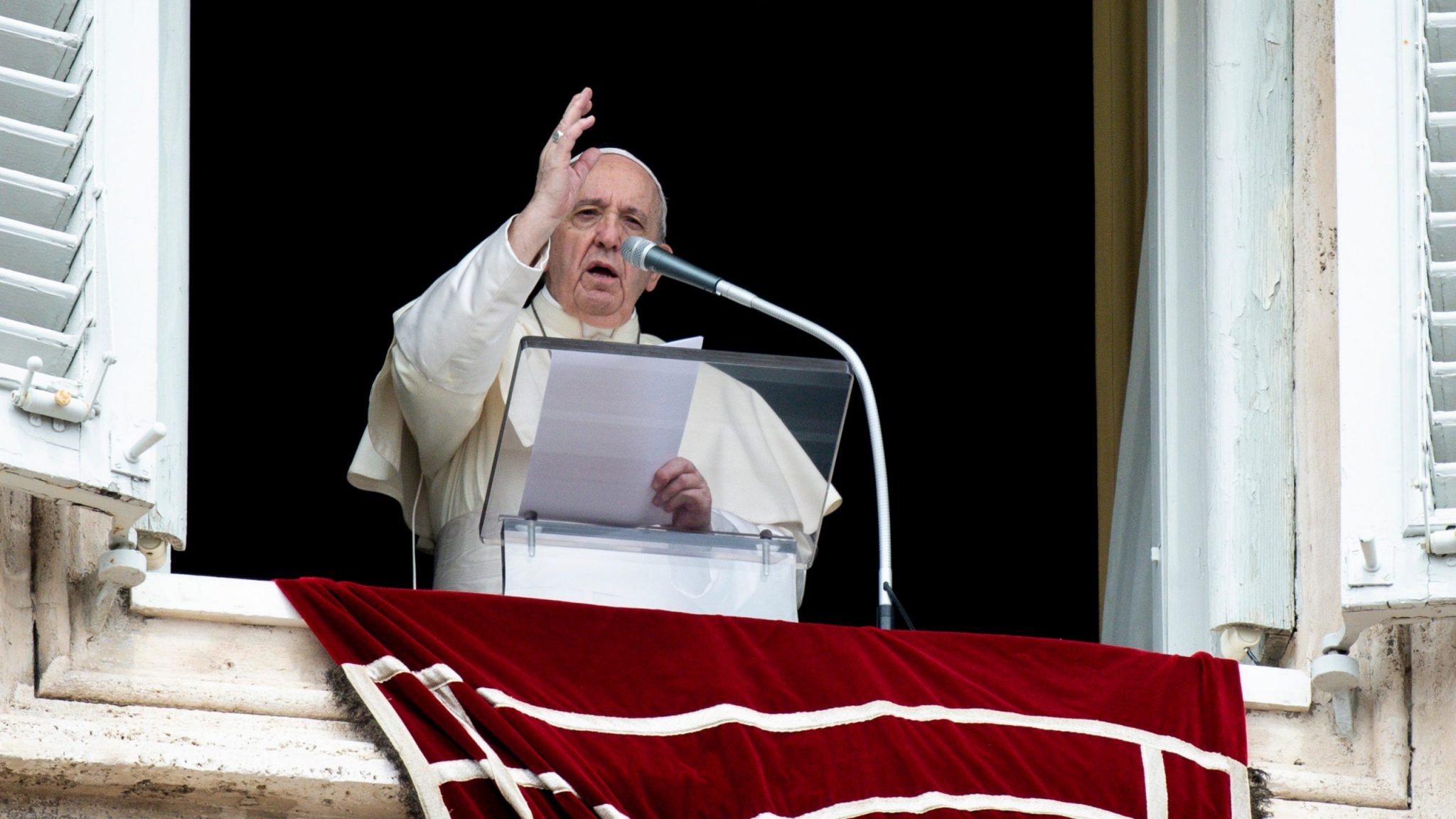 Pope Francis: The cross reminds us of the sacrifices of the Christian life