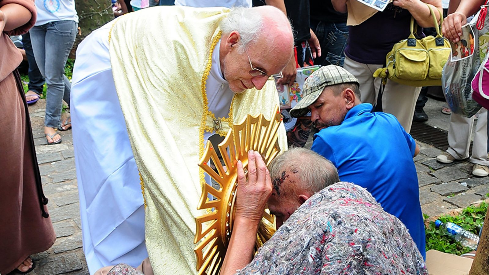 Pope calls Brazilian priest, thanks him for work with homeless