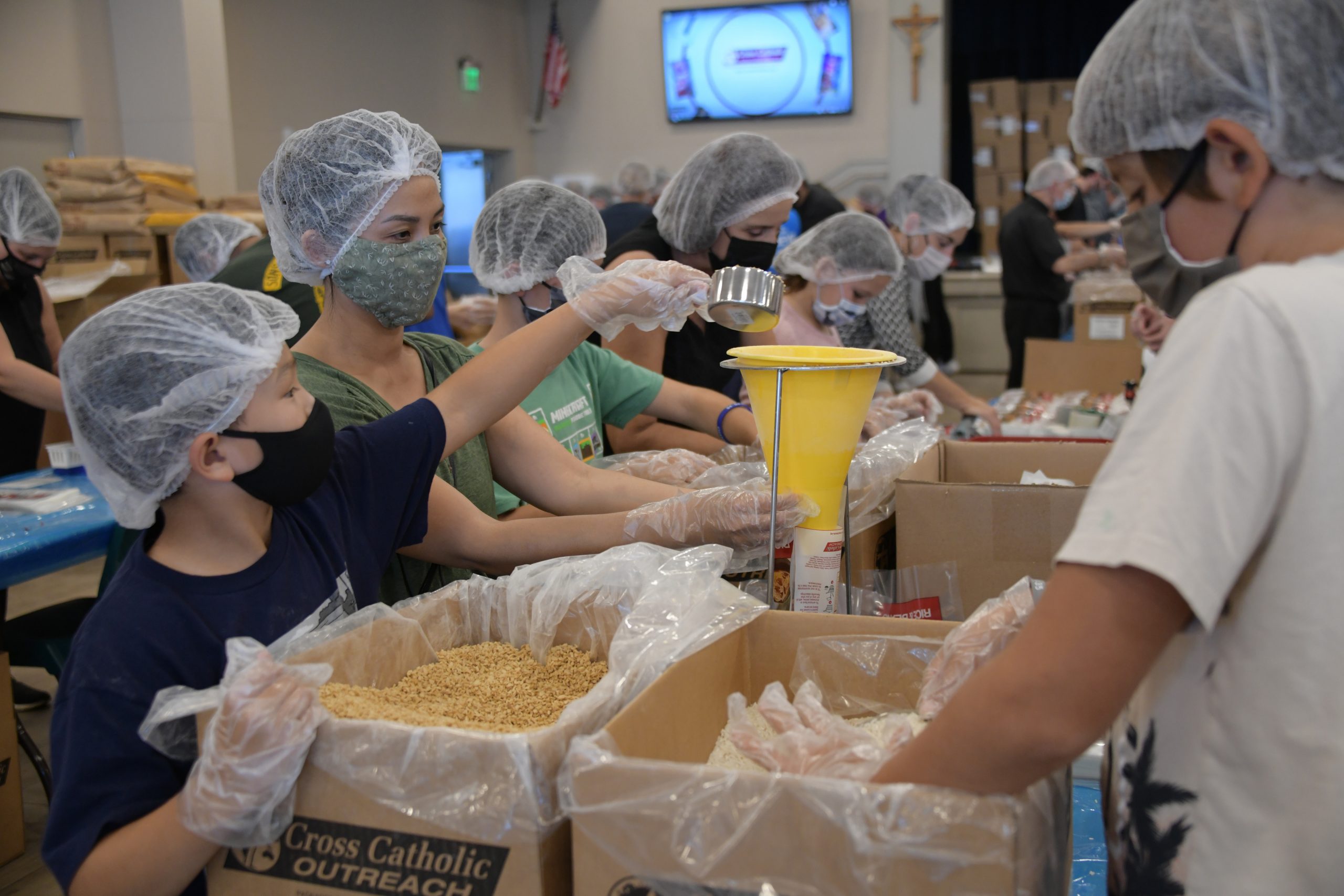 Manhattan Beach parish partners with nonprofit to host meal-packing event