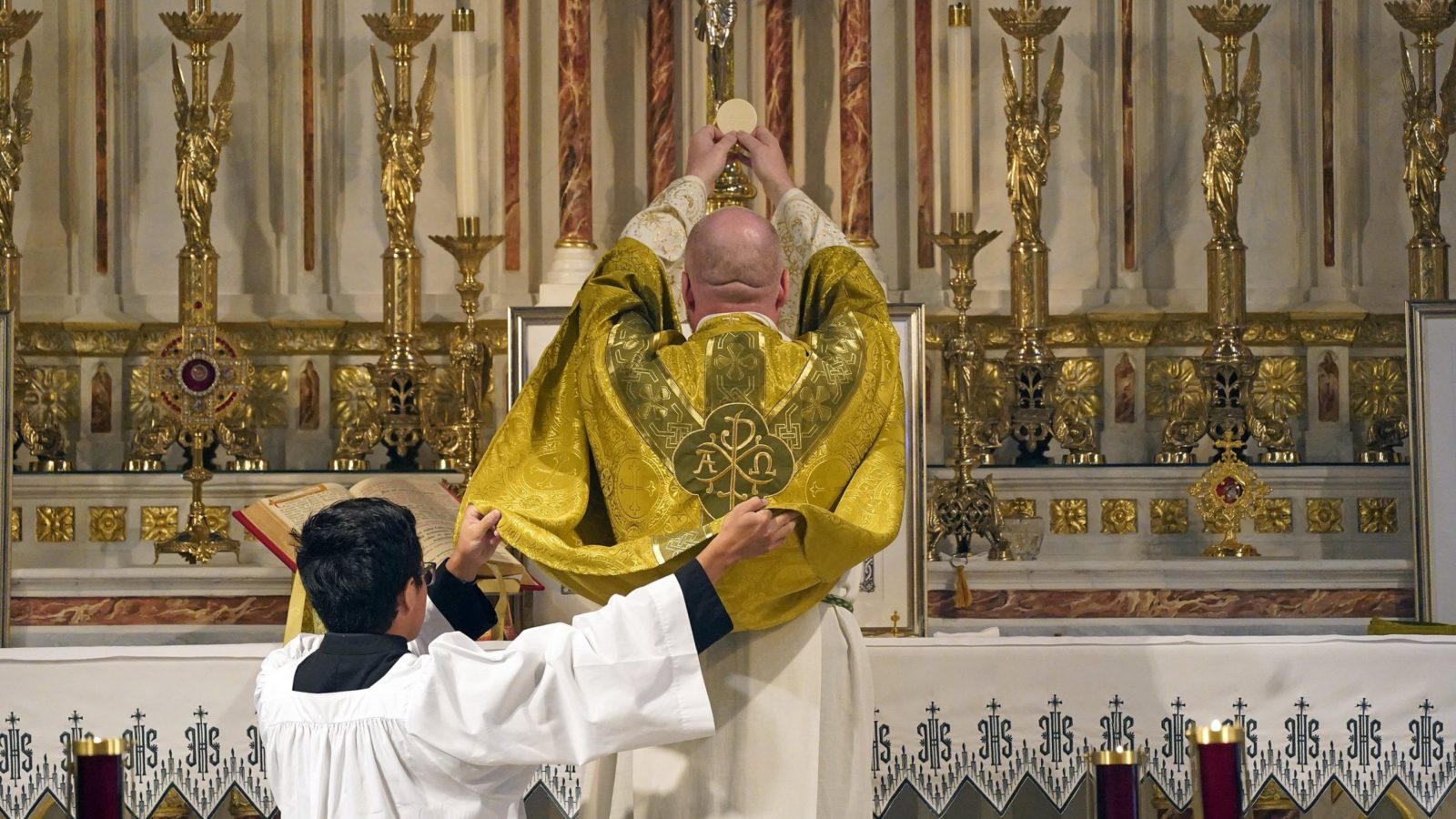 Pope clarifies rules limiting celebration of pre-Vatican II Mass