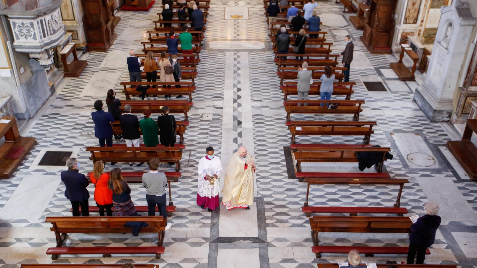 Italian bishops issue new guidelines as COVID-19 cases surge