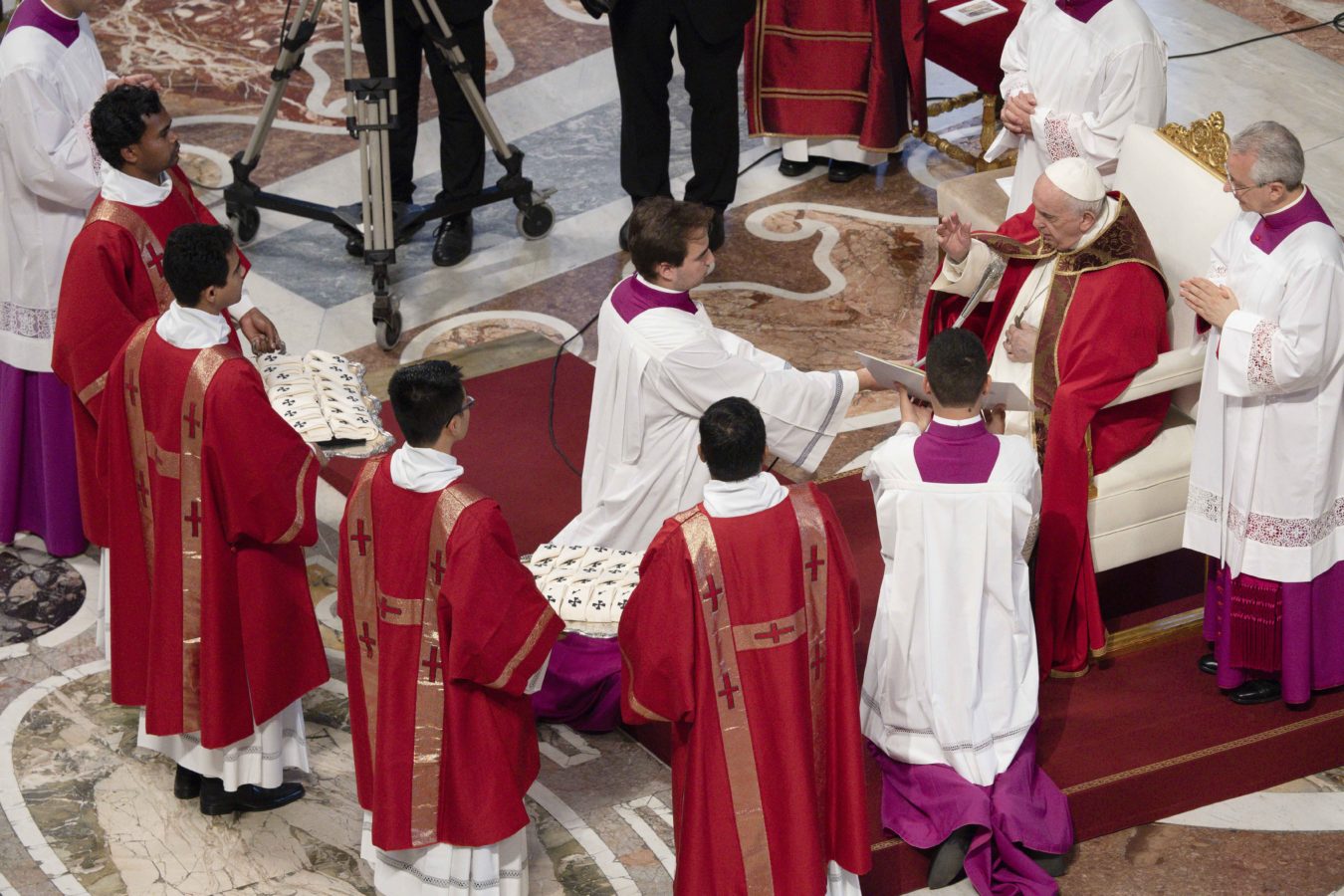 Pope at pallium Mass: Church must go out to 'meet the world'