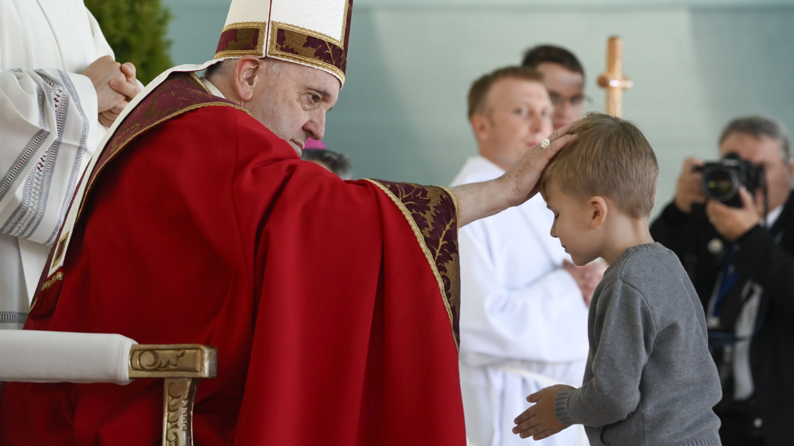 Memories of past hurts renew hope for peaceful future, pope says