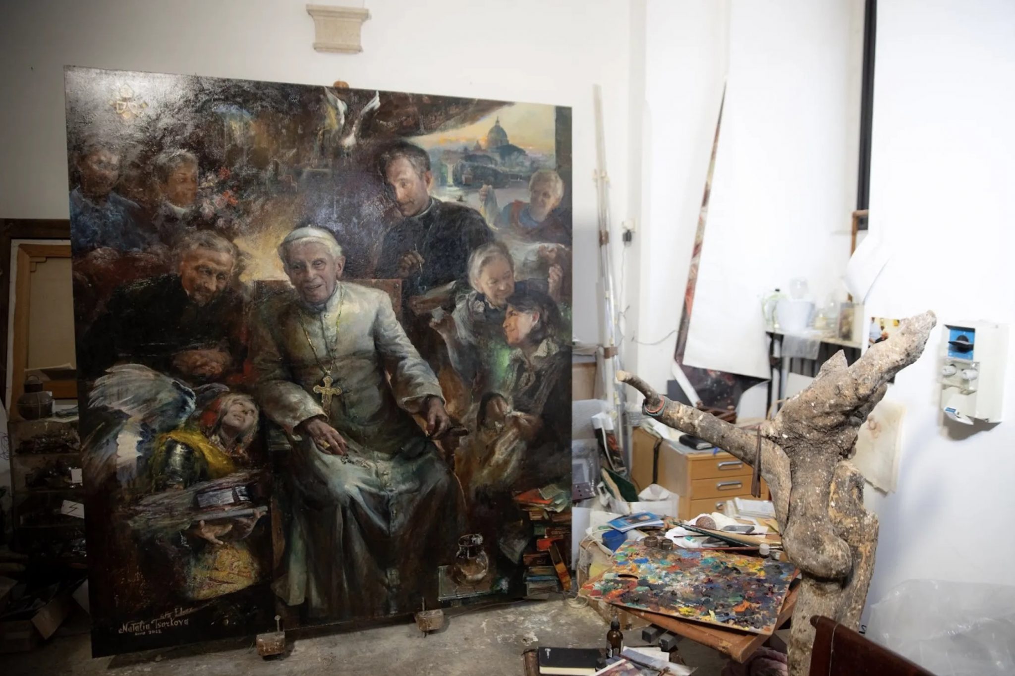 From ‘real life’: Papal artist unveils painting of Benedict XVI as pope ...