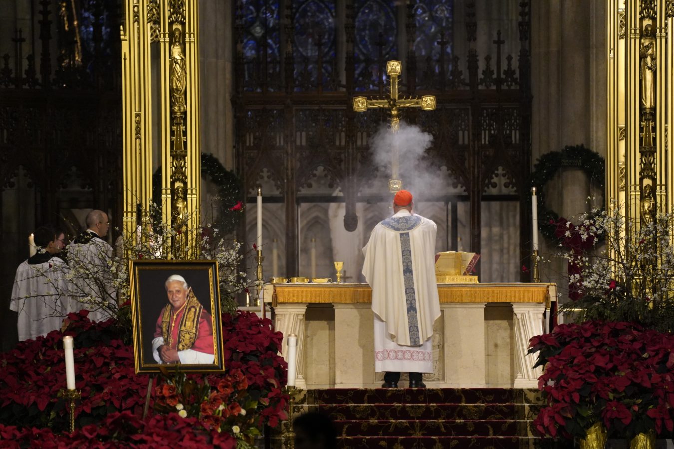 U.S. bishops call Catholics to unite in mourning the death of retired pope