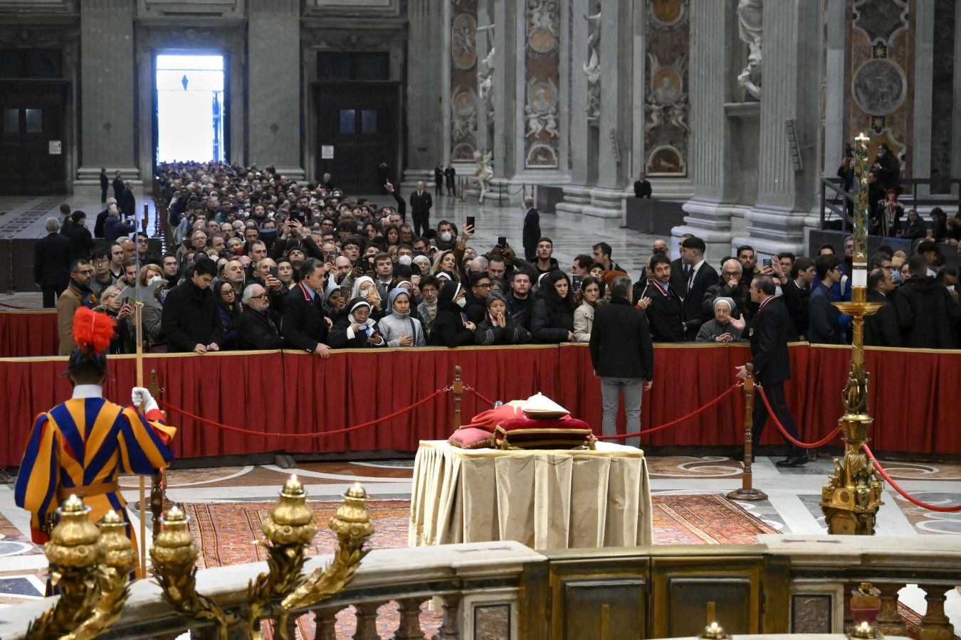 Tens of thousands pay last respects to Pope Benedict
