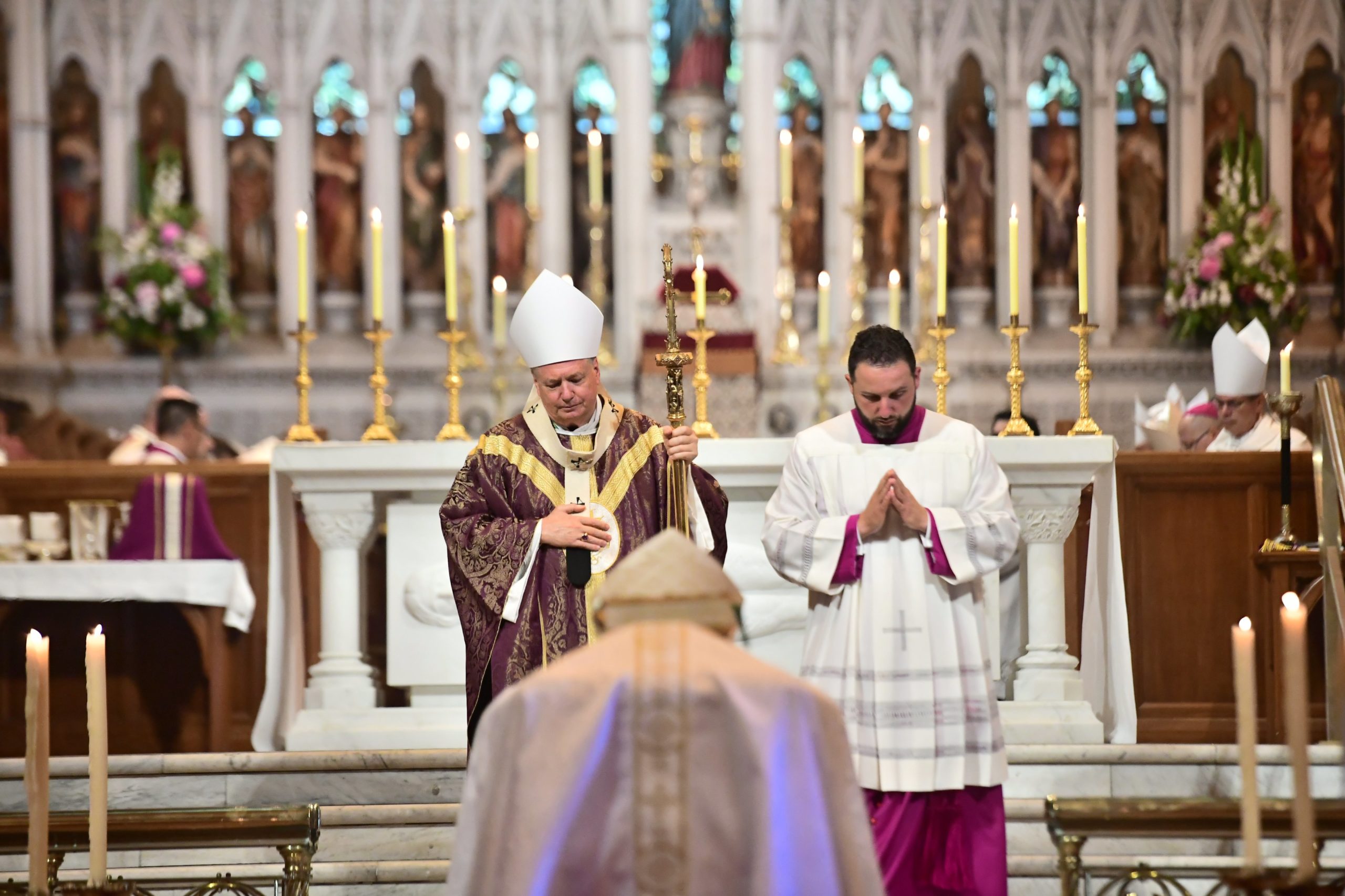 Thousands flock to Sydney's cathedral for funeral of Cardinal Pell