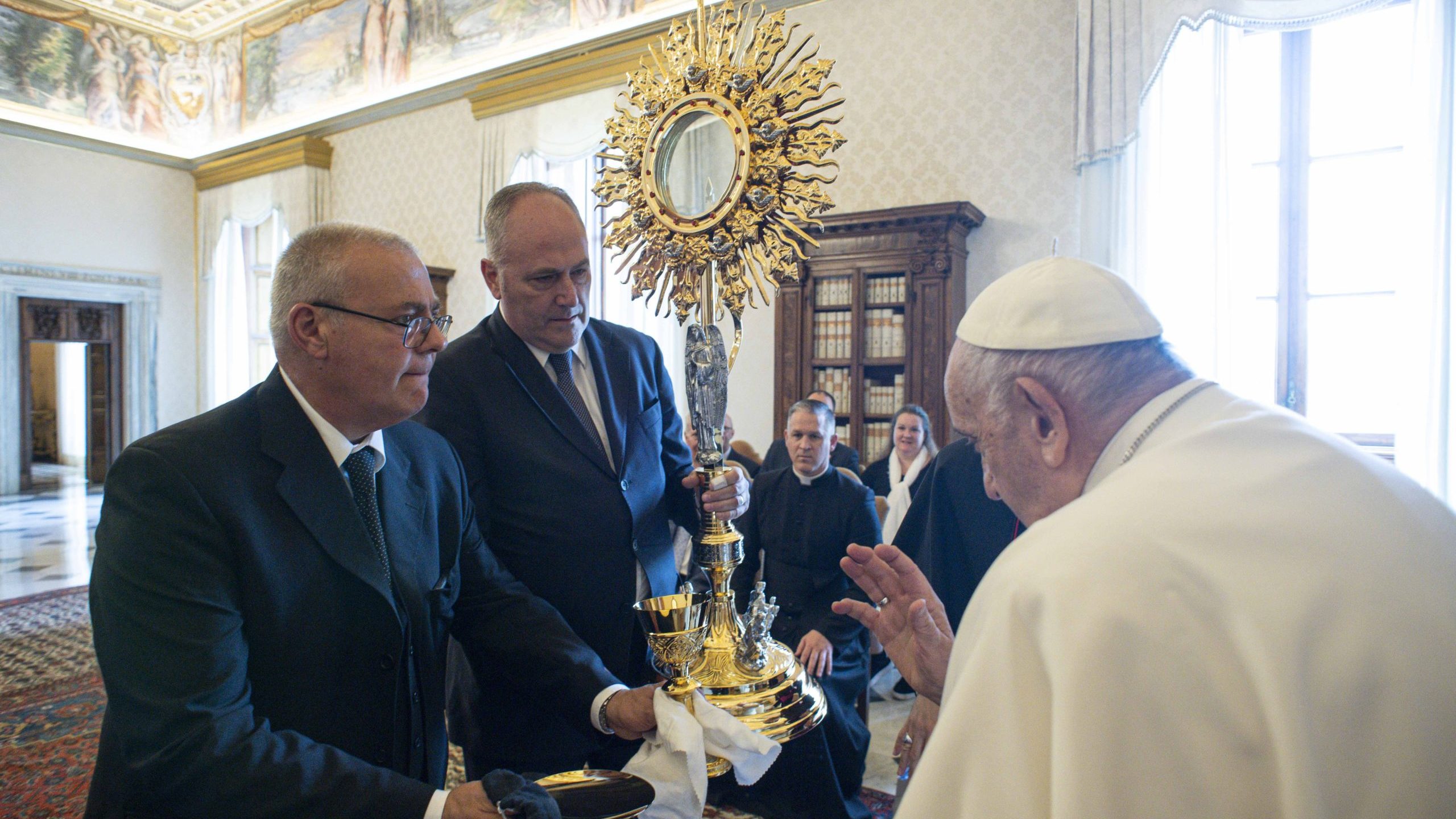 Pope to US: Adore Jesus' real presence in the Eucharist