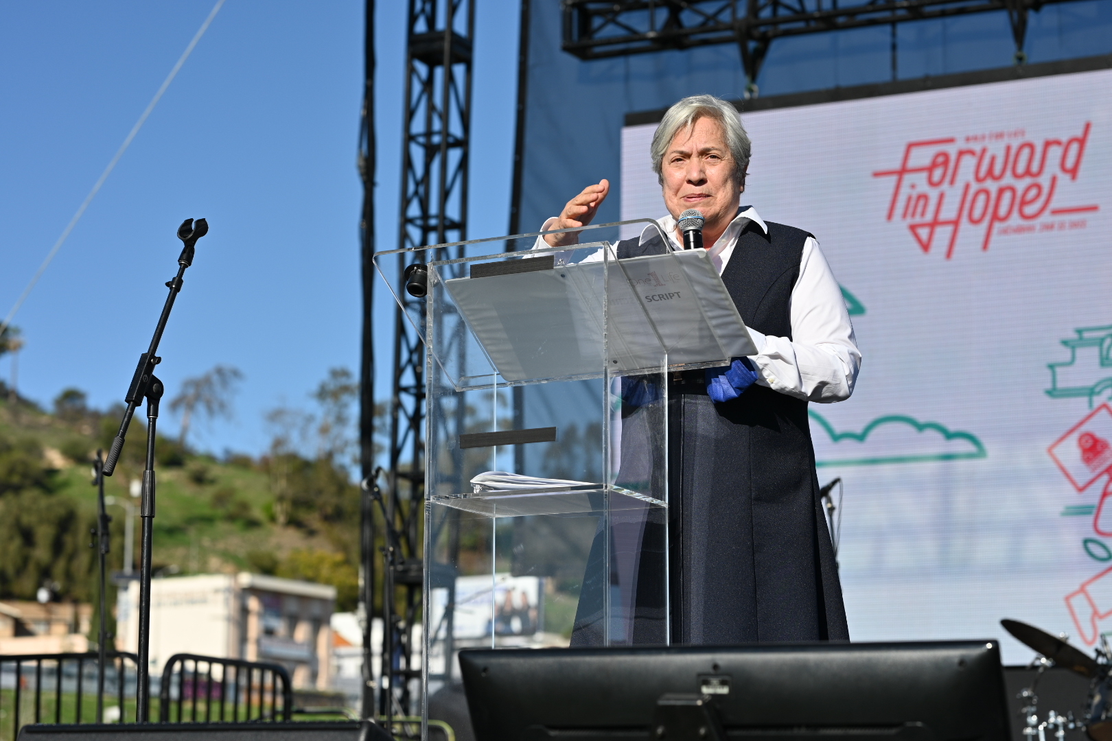 When migrant buses arrive from Texas, LA groups rush to help