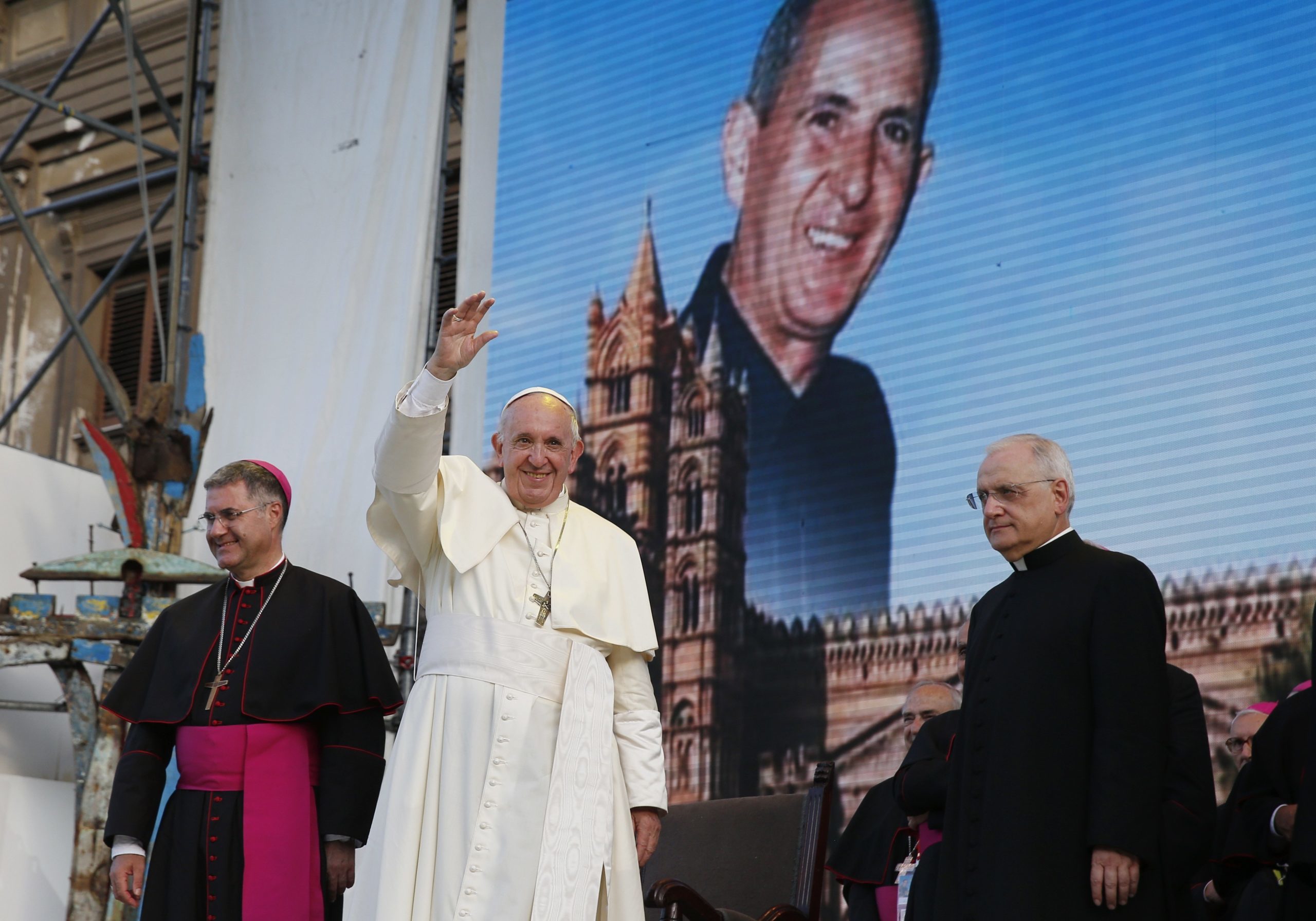 Pope Francis: Fight the Mafia with love, building a community