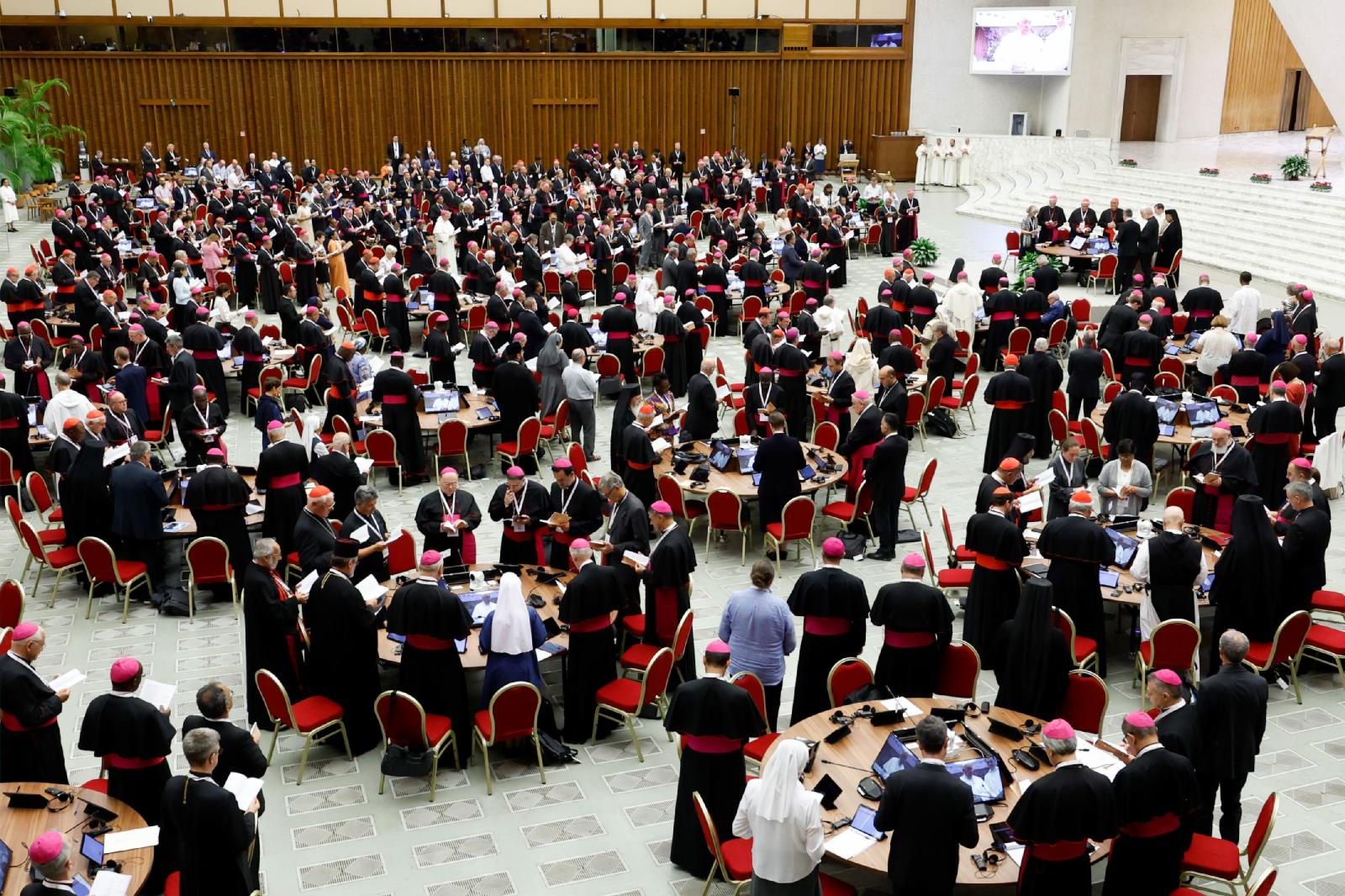 Synod begins work with focus on Holy Spirit, listening