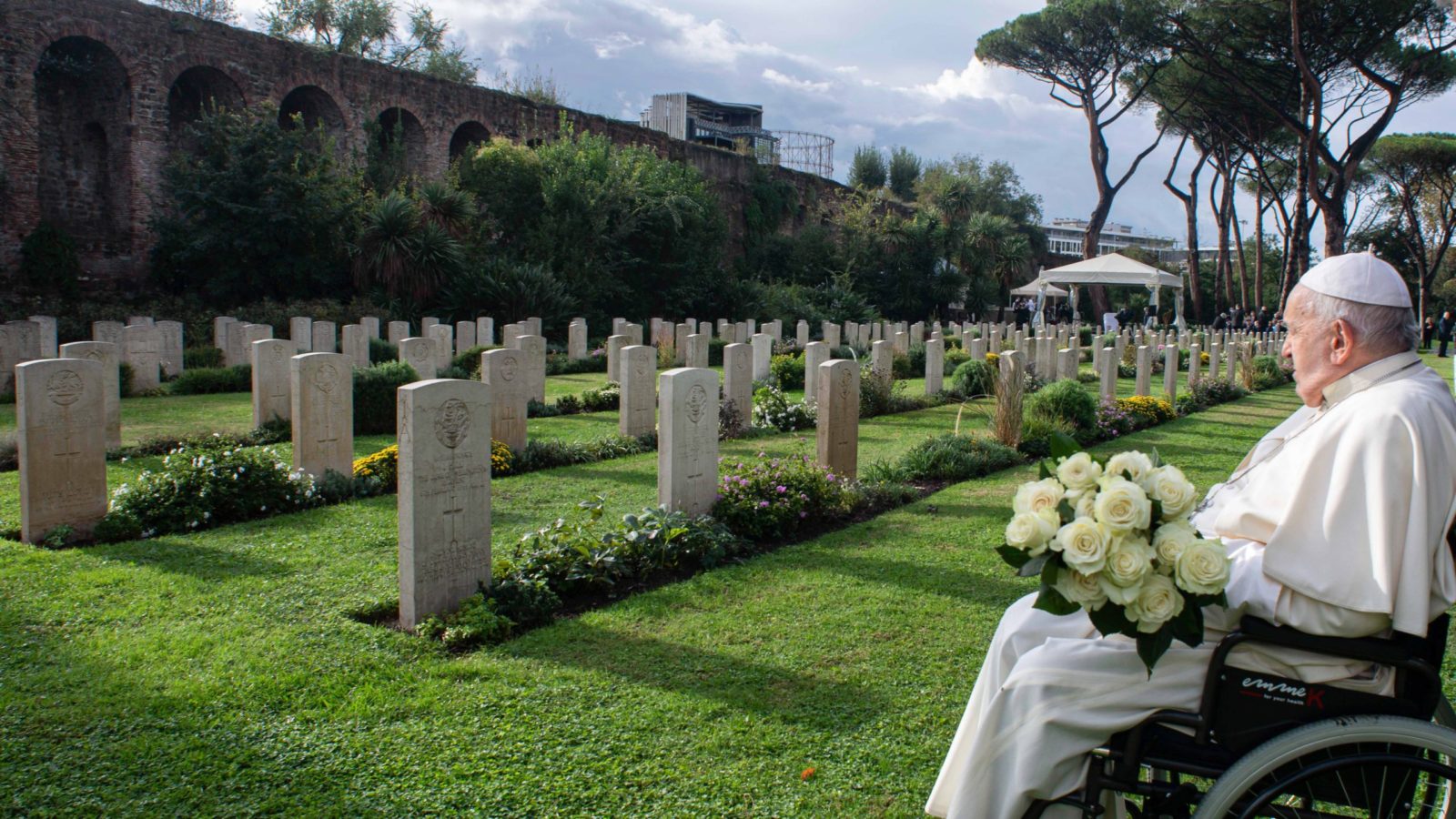 All Souls’ Day 2023: Pope Francis prays for 'peace'