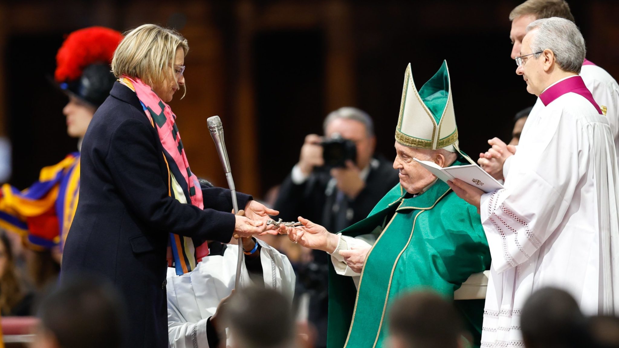 Pope prioritizes women critiques ‘violence’ of social media