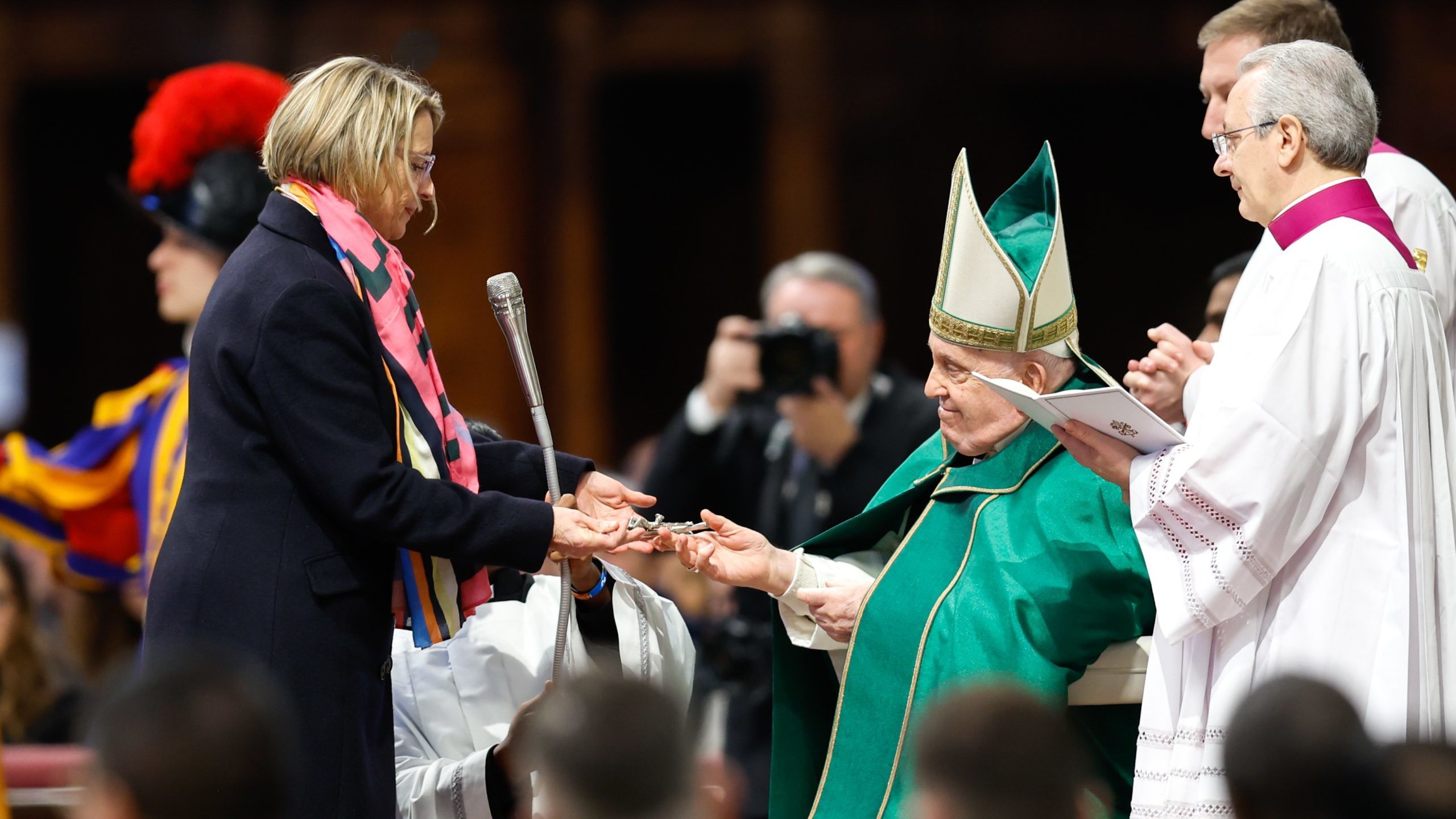 Pope prioritizes women critiques ‘violence’ of social media