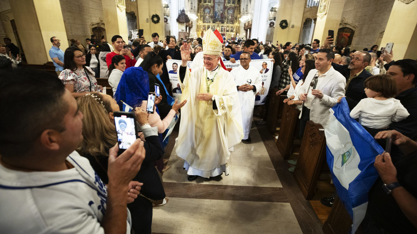 Nicaraguan exile Bishop Báez criticizes Ortega regime during LA visit