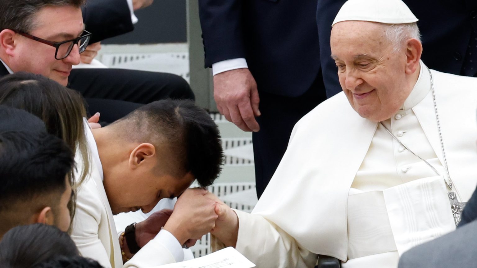 Wallowing in sorrow is a vice, pope says at audience