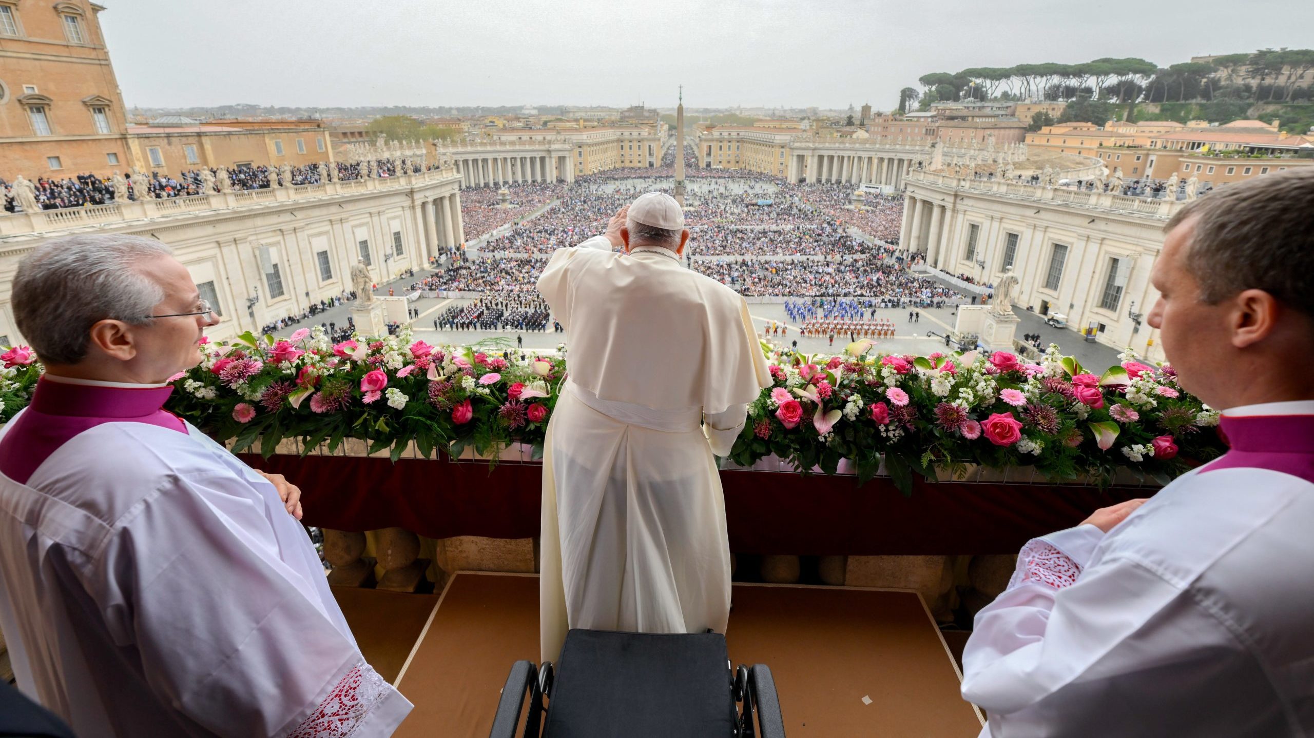 On Easter, pope asks Christ to 'roll away' the stones of war worldwide