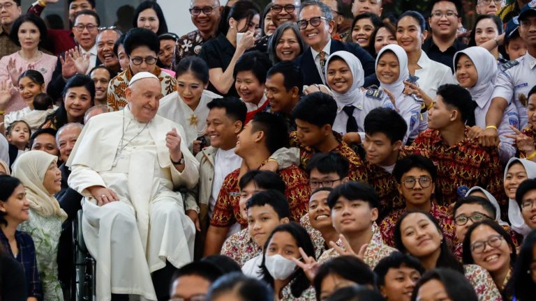 Share the Gospel with joy, pope tells Indonesia's churchworkers