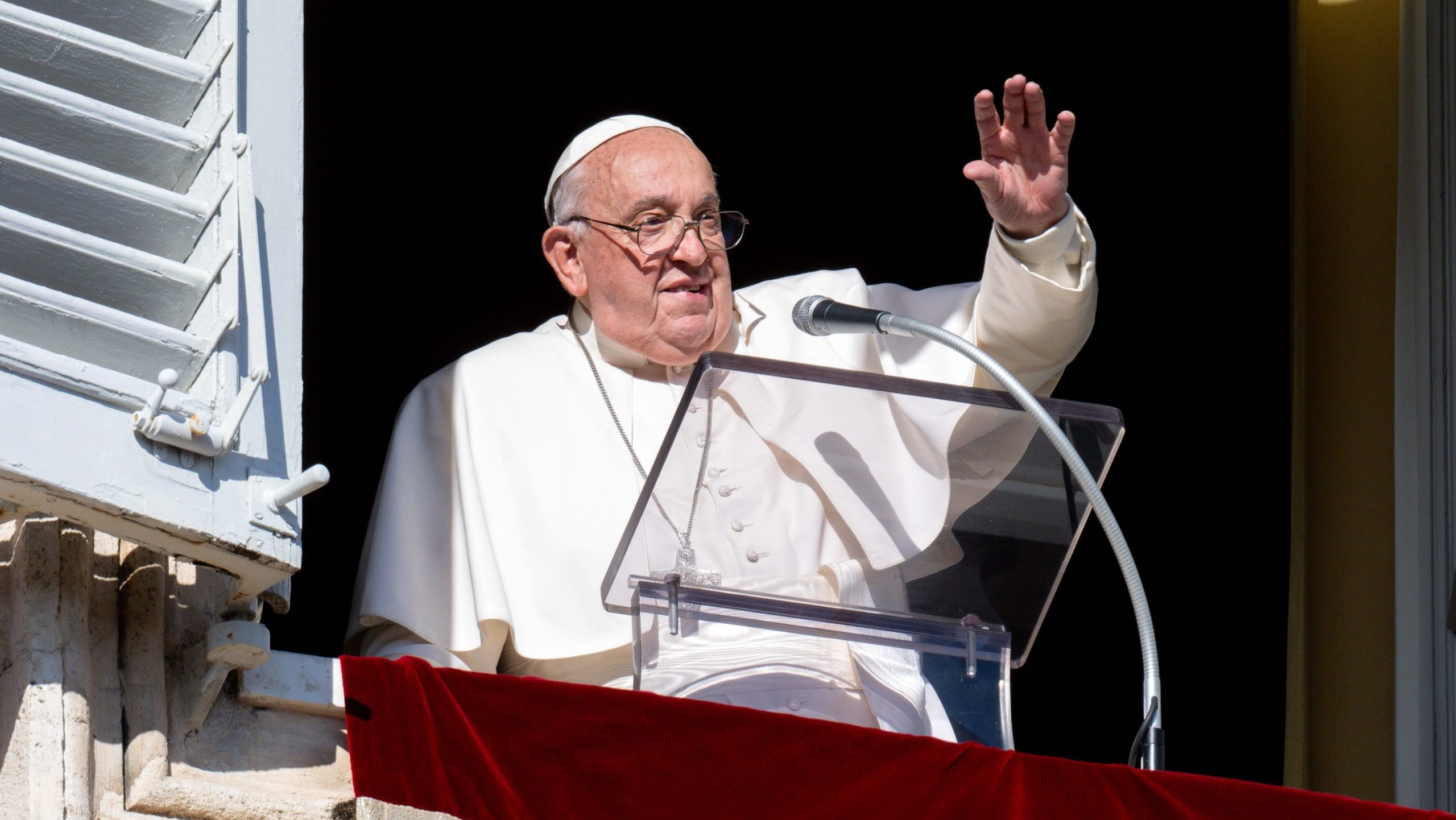 Pope to faithful in first Advent message: ‘Raise your heads’