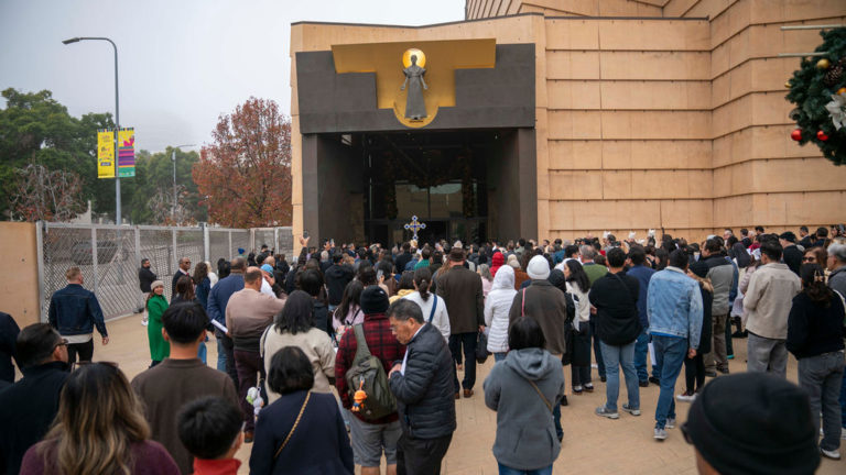 Masses launching Holy Year in dioceses emphasize hope