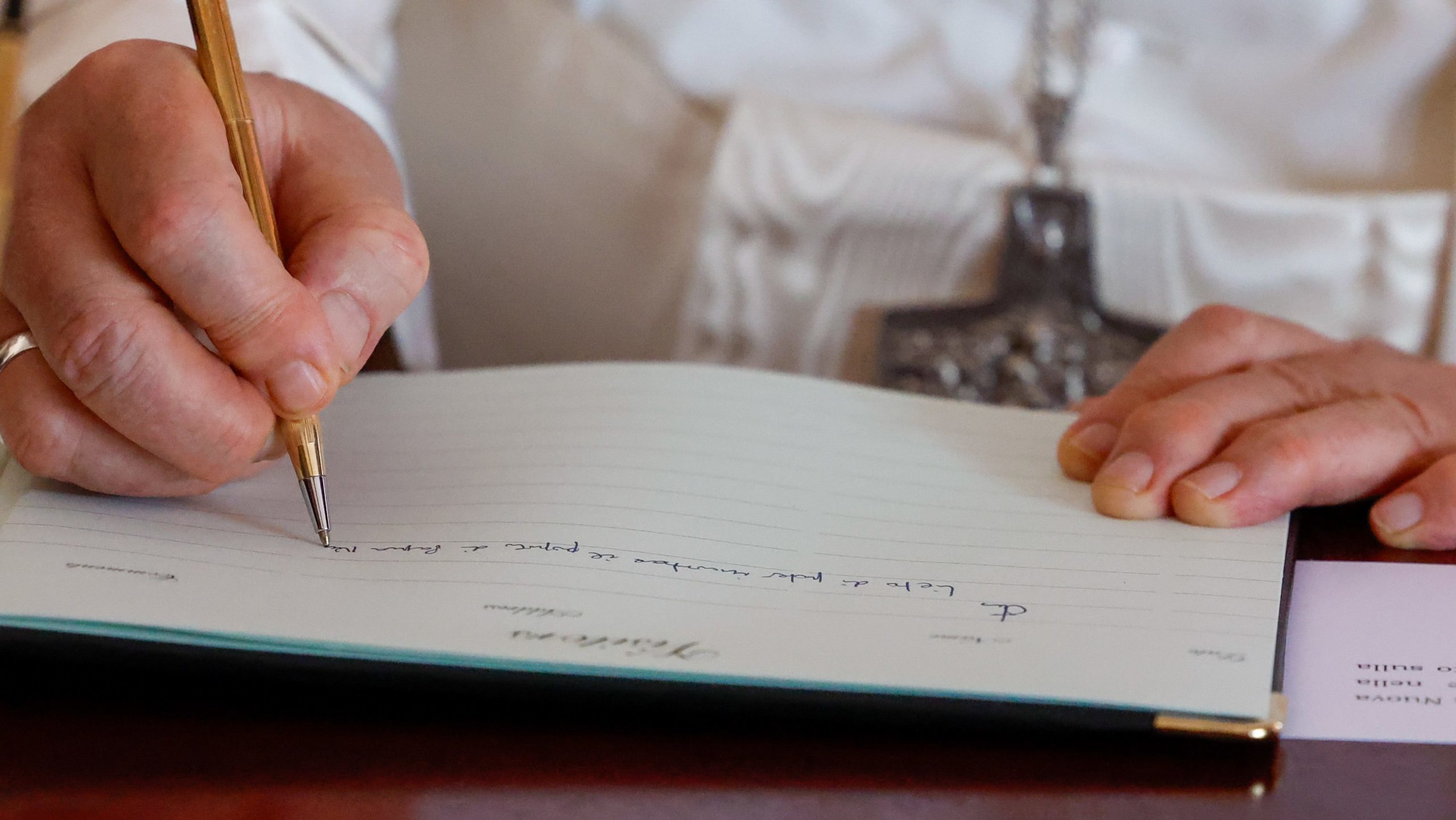 Pope appeals to communicators to assist peacemakers by disarming words