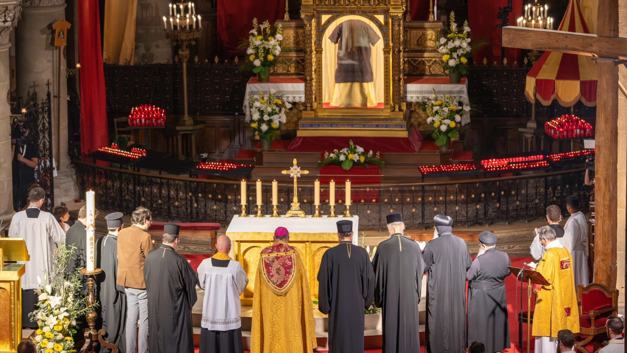 Pilgrims venerating 'holy tunic' of Jesus in France pray for conclave