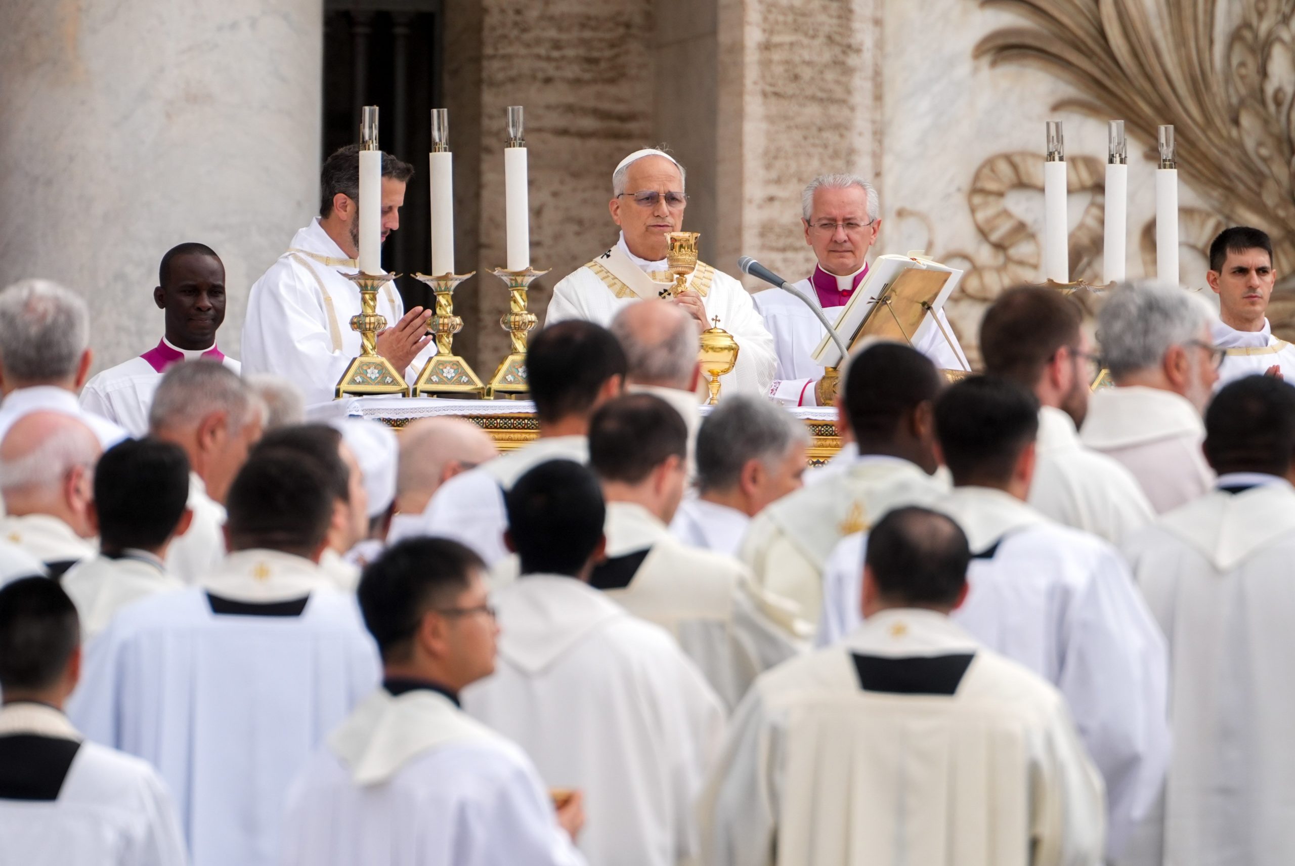 Pope leads Corpus Christi procession through streets of Rome