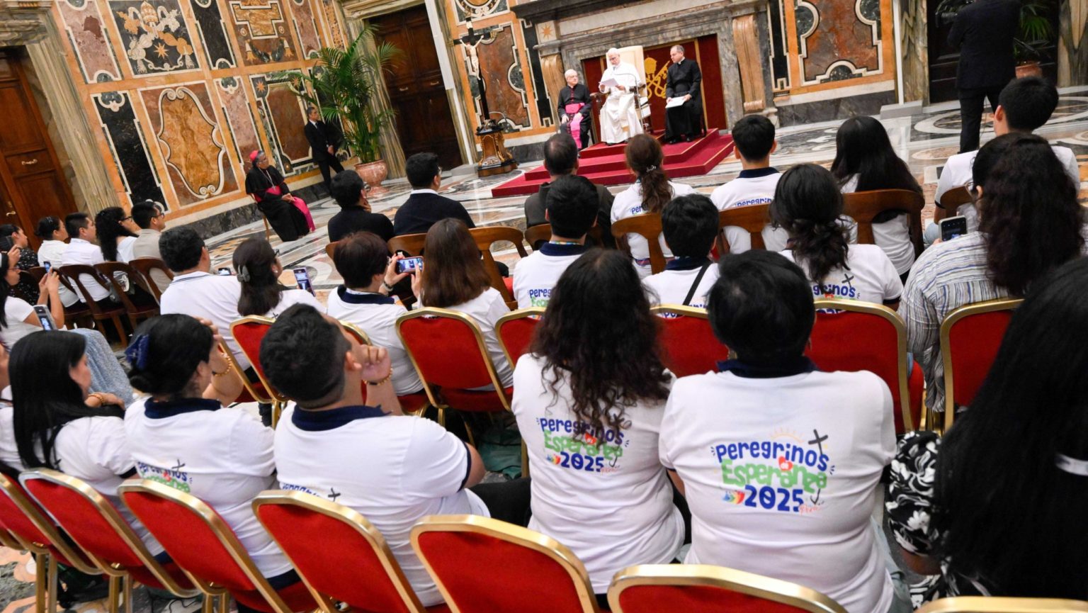 Pope to youth: Share Christ's Good News, not just photos, memories