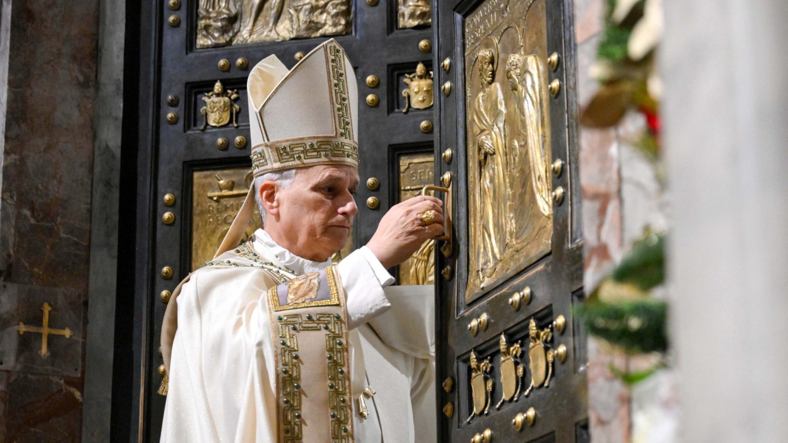 Pope: Christians must resist allure of power, serve humanity