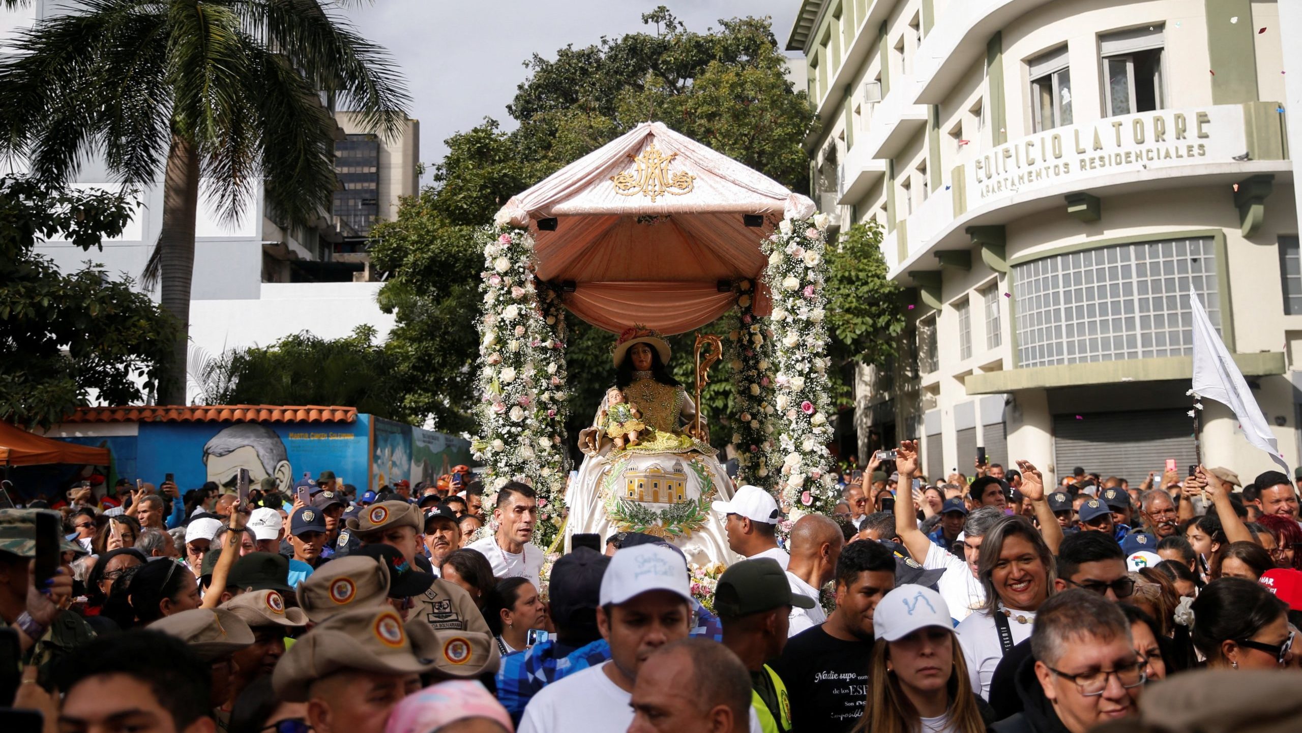Bishops pray for political prisoners at Marian procession in Venezuela