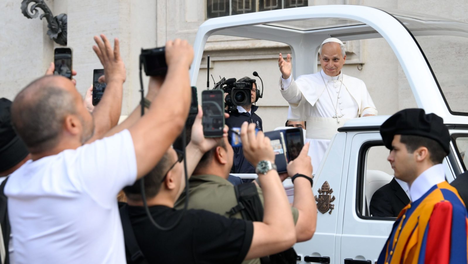 Liturgical rites and symbols reveal God's presence, Pope Leo says